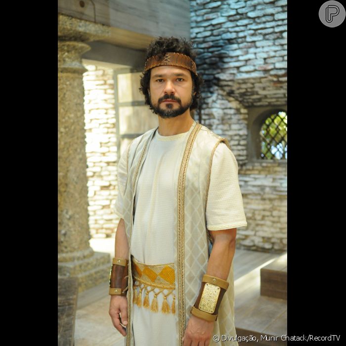 Daniel (Gabriel Gracindo) começa a remar apressadamente para evitar ...