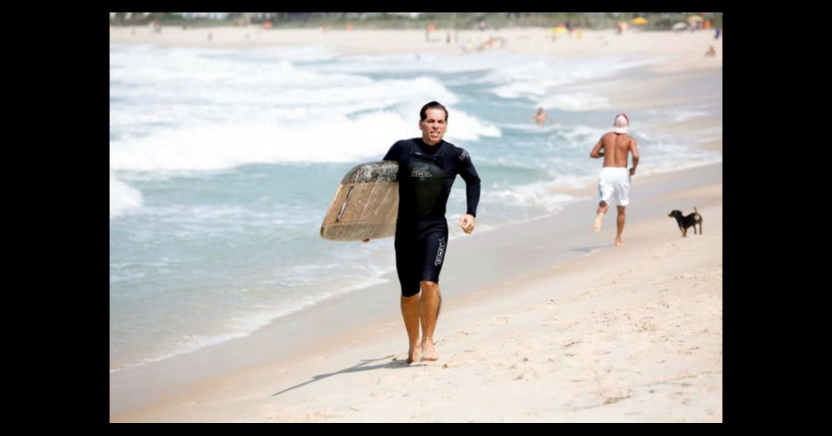 O ator Leandro Hassum é adepto de standd up paddle e surfe - Purepeople