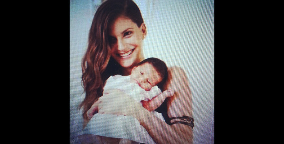 Foto: Carol Francischini posa em sua primeira foto com Valentina no ...