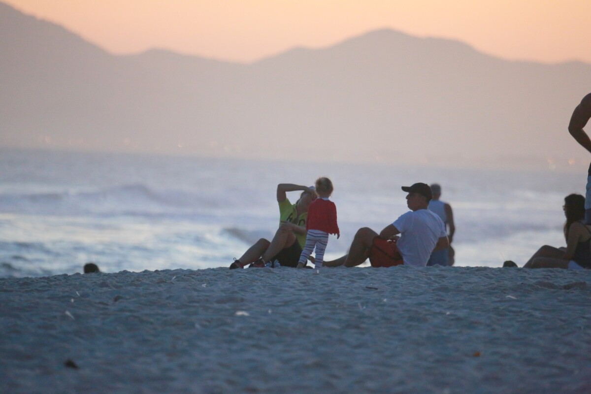 Foto: Angélica faz fotos da filha, Eva, na praia e enche a menina de ...