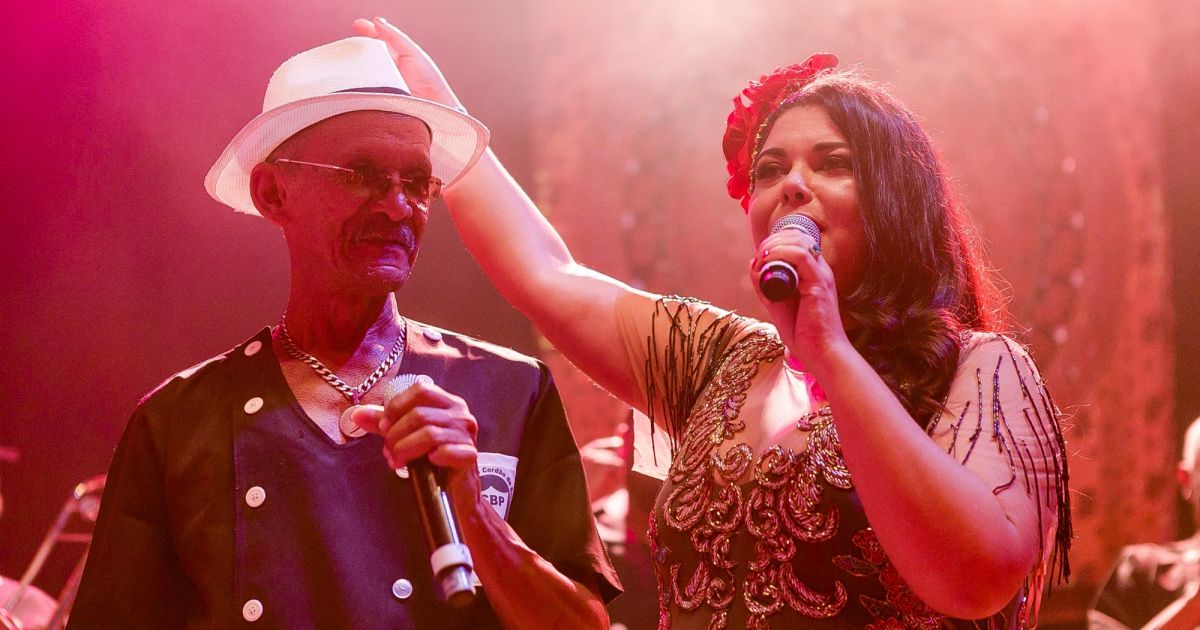 Fabiana Karla usou um vestido de tule com fundo preto repleto de ...