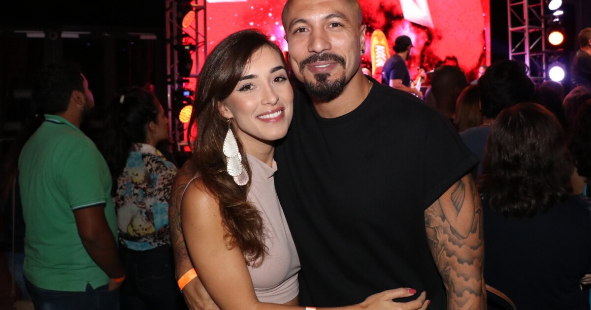 Fernando Medeiros elogia namorada, Carol Alves, em foto: 'É gata que fala, né?' - Purepeople
