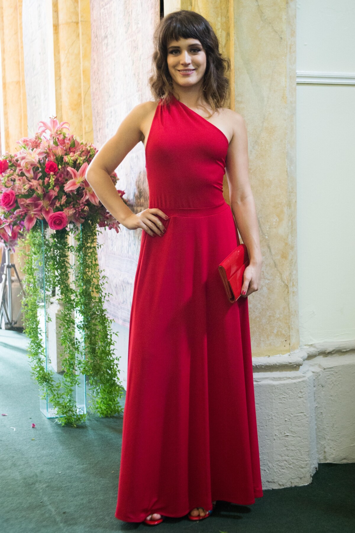 Foto: Clara (Bianca Bin) usa vestido longo vermelho em casamento de ...