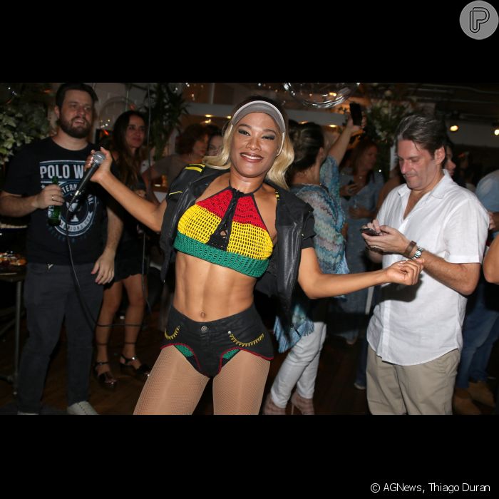 Leila Moreno surpreendeu ao se vestir de Pabllo Vittar na festa de aniversário do promoter ...