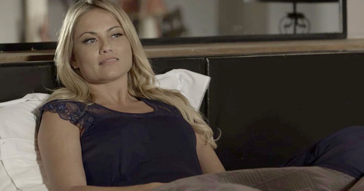 Suzy (Ellen Rocche) se aproxima de Samuel (Eriberto Leão) enquanto os ...