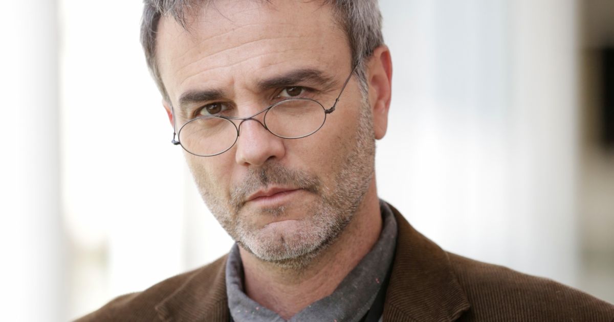 Dylan (Marcelo Valle) descobre que Noah (Raphael Sander) é seu filho e ...