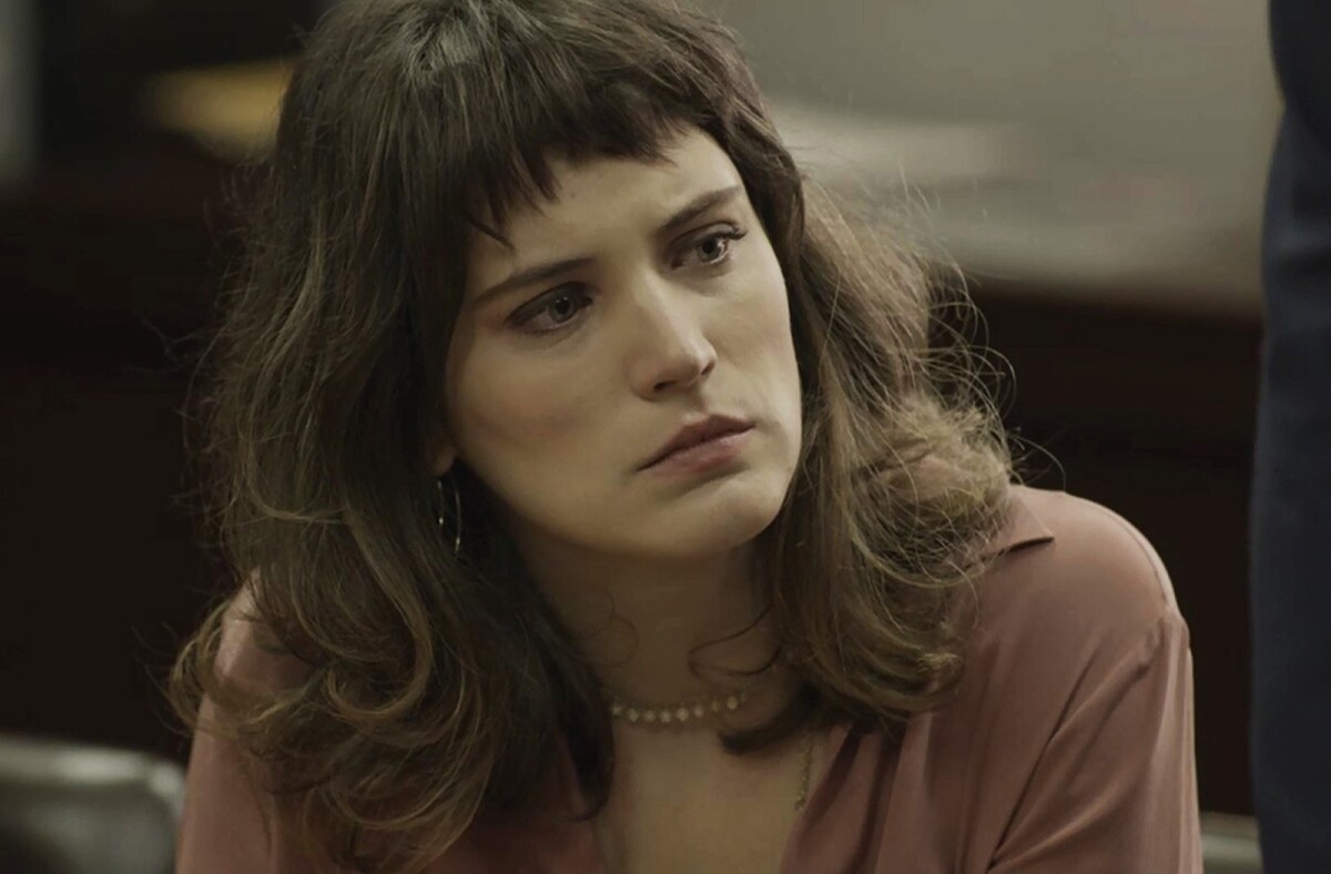 Foto: Clara (Bianca Bin) se oferece para bancar o tratamento de Beth ...