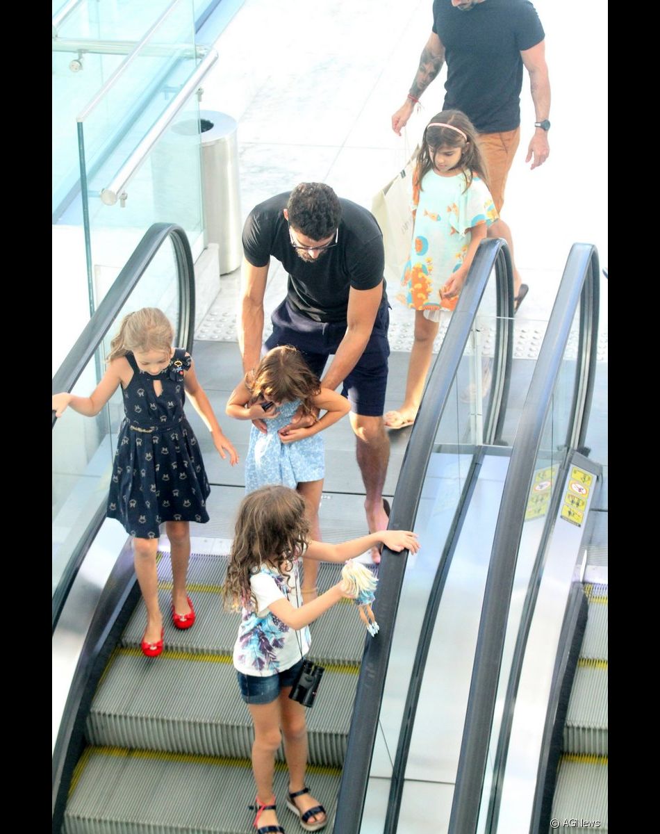 Filha de Cauã Reymond distribuiu sorrisos entre as coleguinhas na hora ...