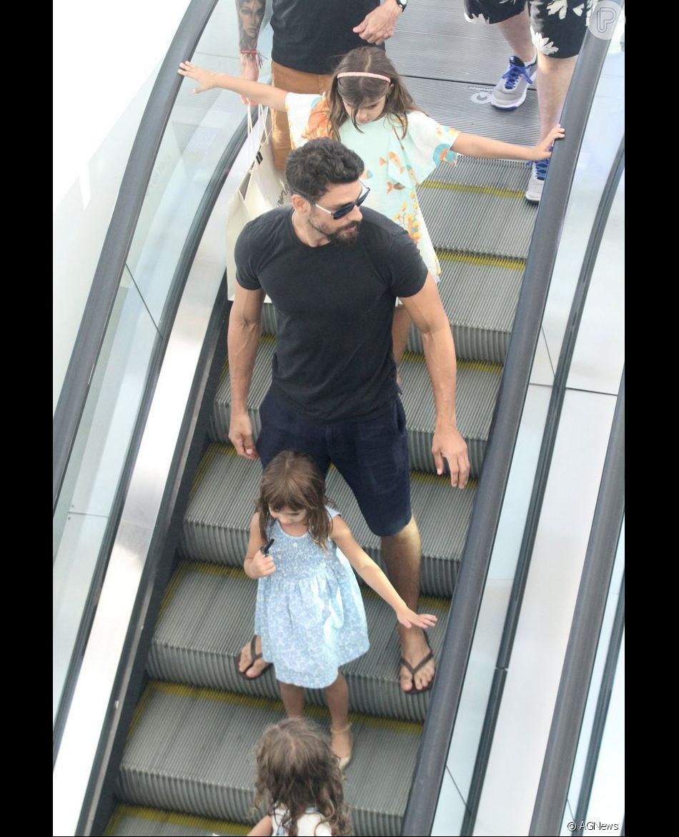 Cauã Reymond passeou com a filha, Sofia, em shopping carioca nesta ...