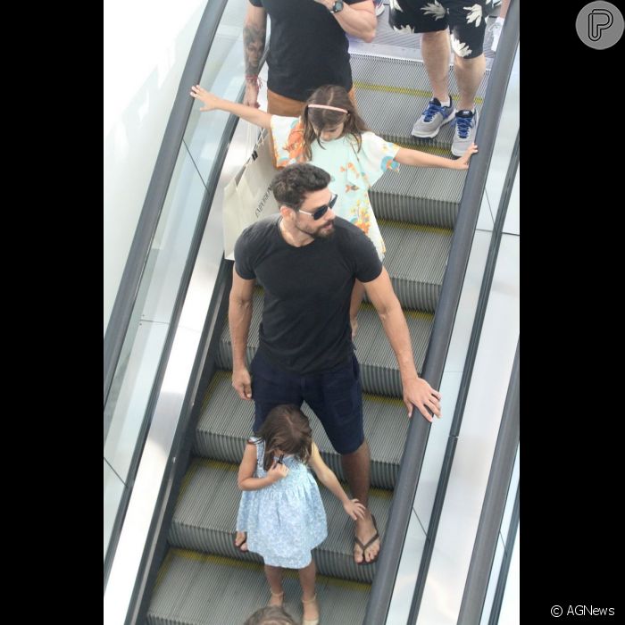 Cauã Reymond foi às compras com a filha, Sofia, em shopping do Rio ...