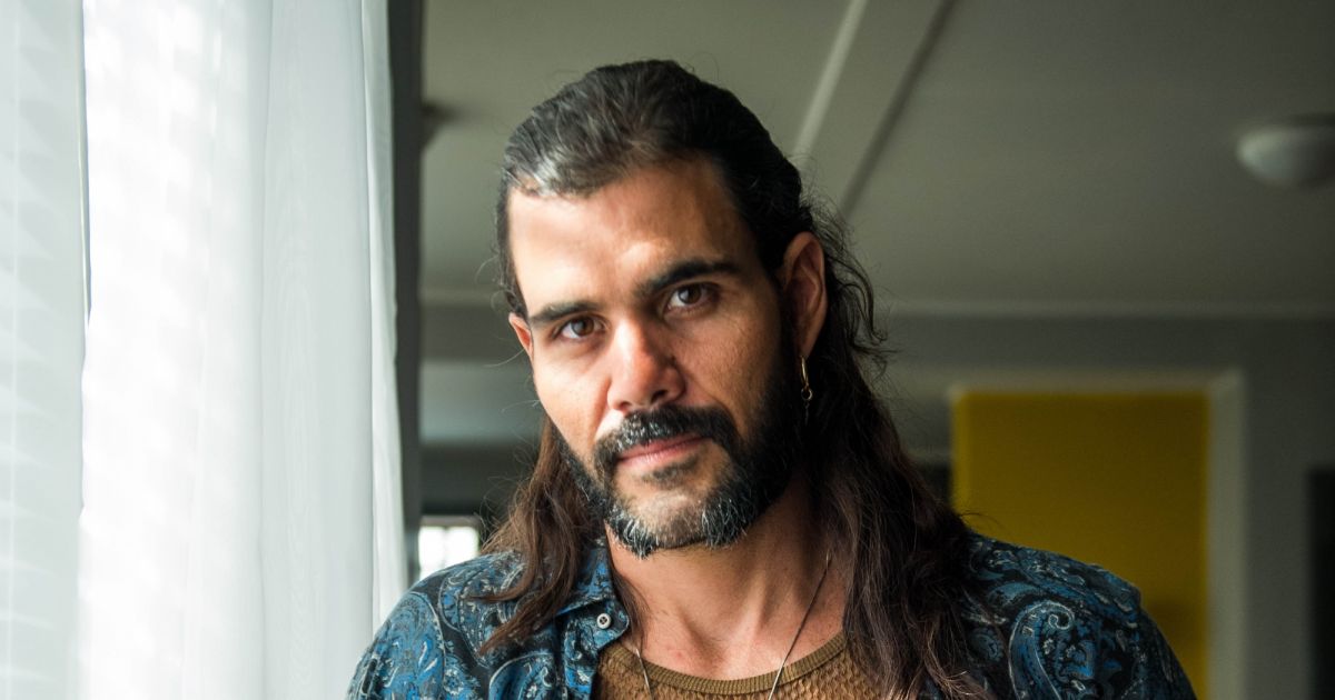 Mariano (Juliano Cazzaré) relata a Mãe do Quilombo (Zezé Motta) como ...