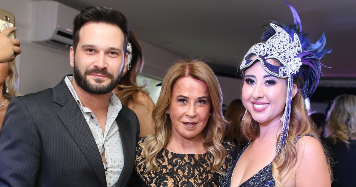 Zilu Camargo e o namorado, Marco Augusto Ruggiero, posam com Juliana ...