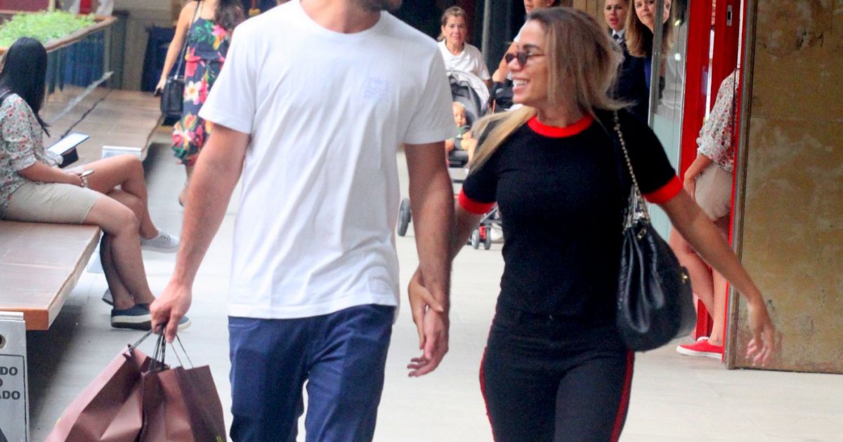 Anitta e o marido, Thiago Magalhães, conversam enquanto caminham no ... Anitta e o marido, Thiago Magalhães, conversam enquanto caminham no ...