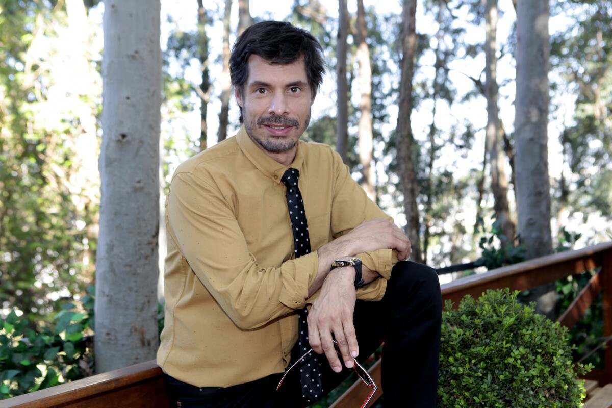 Foto: Leonardo (Daniel Alvim) conta a Gustavo (Carlo Porto) que Adolfo ...