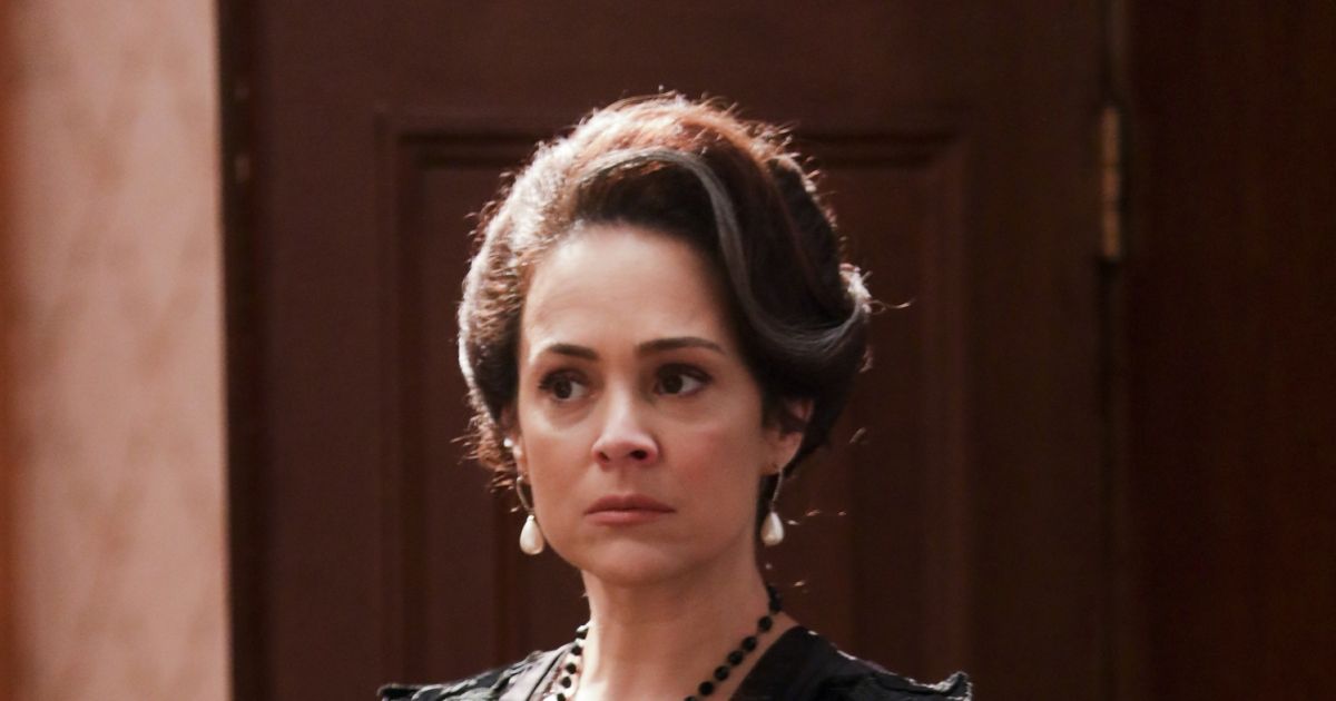 Julieta (Gabriela Duarte) dá ordem ao filho, Camilo (Maurício Destri ...