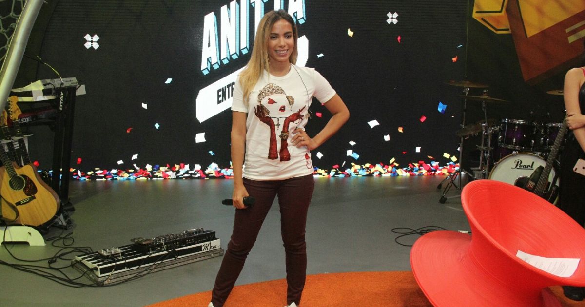 Anitta precisou voltar ao Brasil para fazer o programa 'Anitta Entrou ...