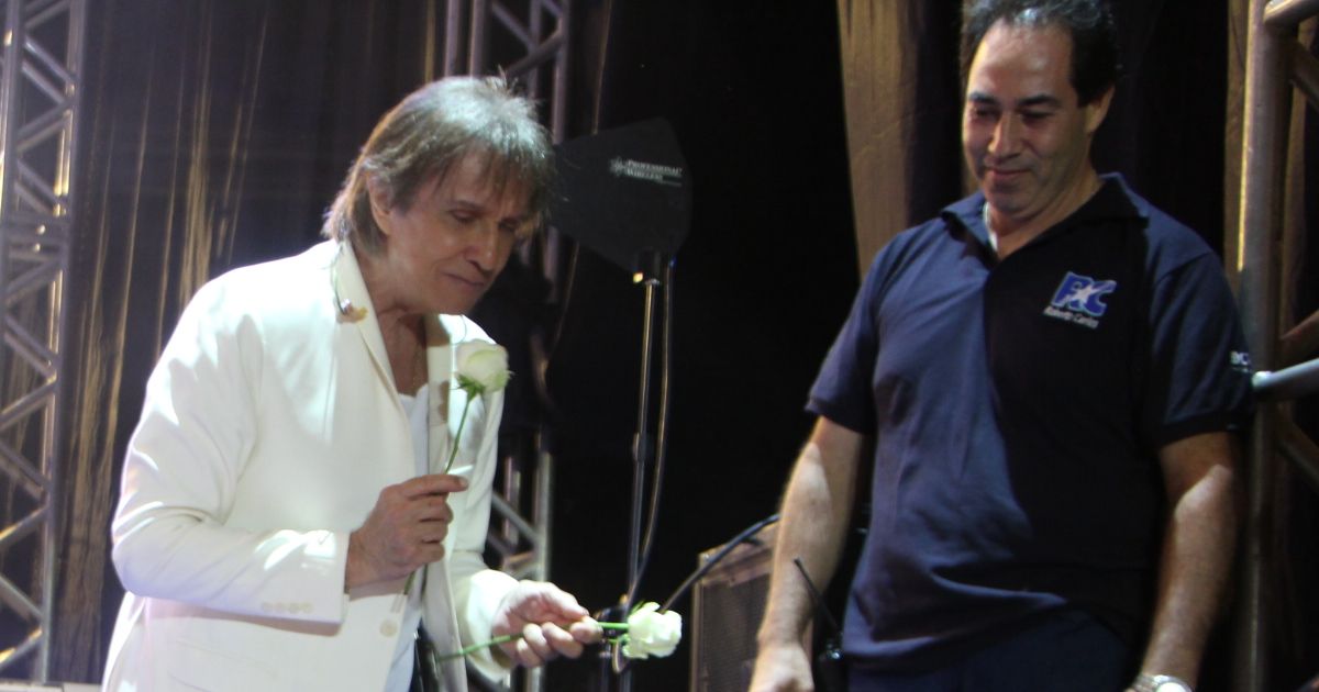 Roberto Carlos também distribuiu rosas brancas às fãs - Purepeople