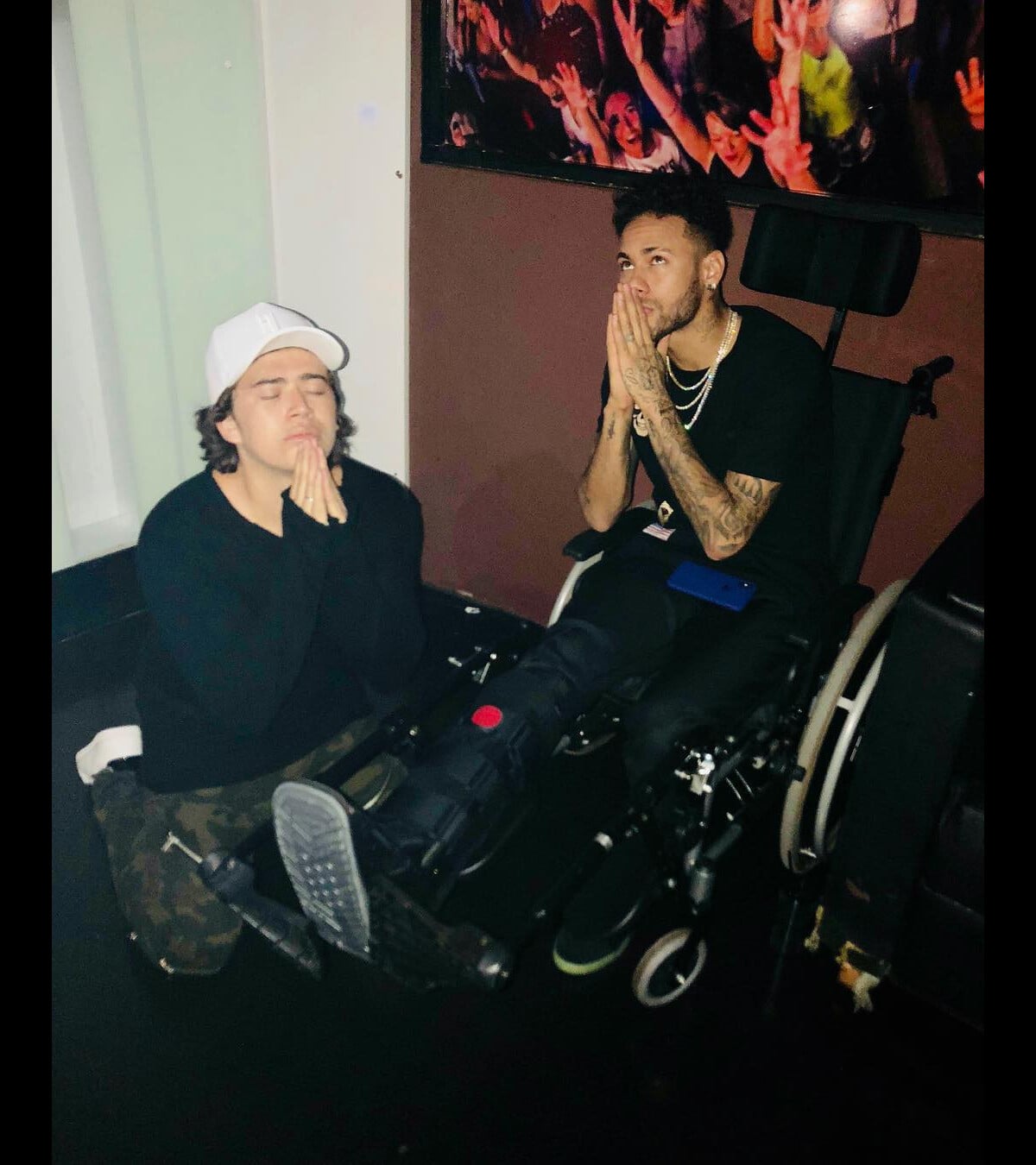 Foto: Neymar posou em uma cadeira de rodas ao lado de Whindersson Nunes ...
