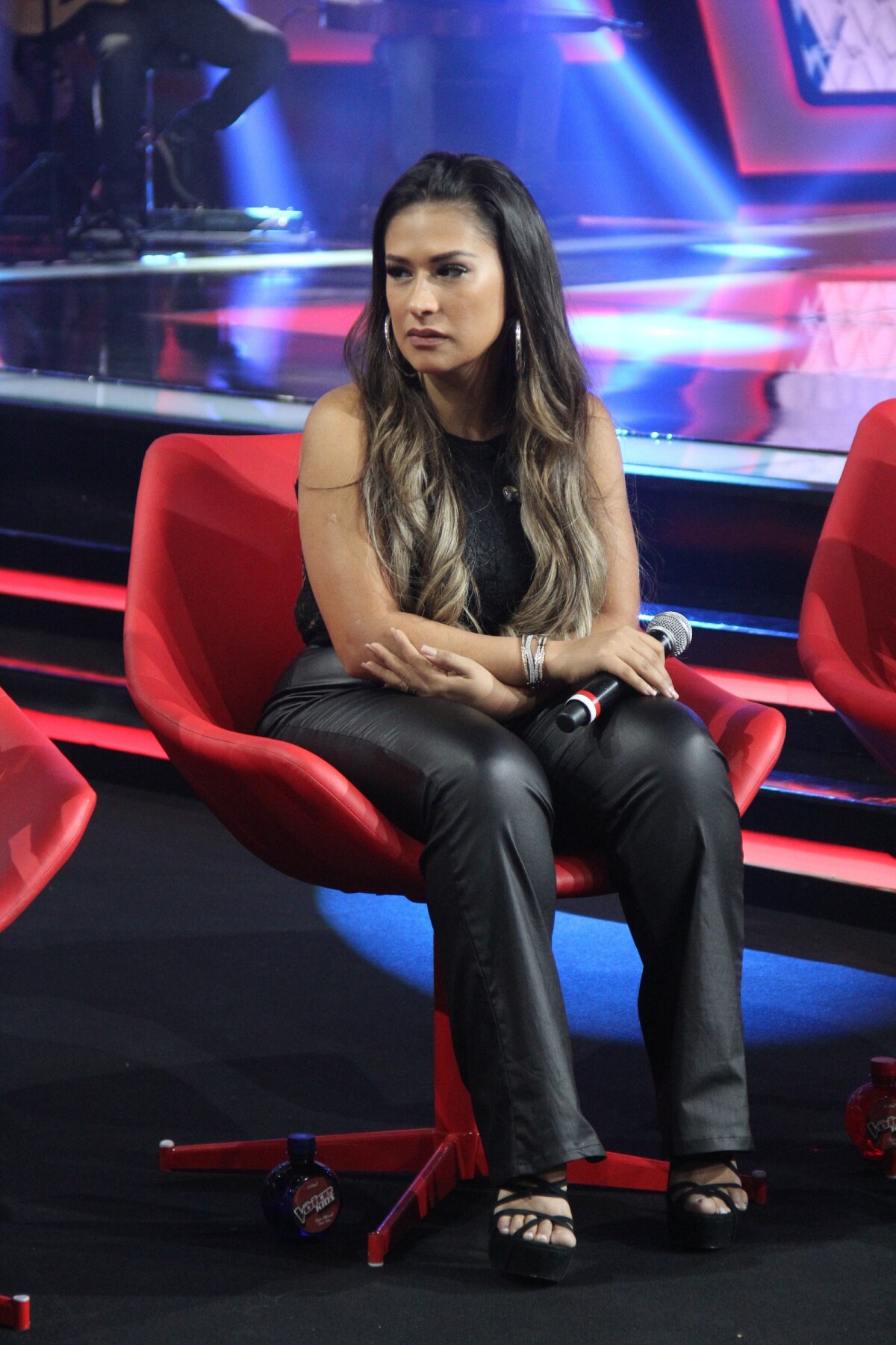 Foto: Simone lista 'tarefas' em show sem a irmã, Simaria: 'Olha, eu ...