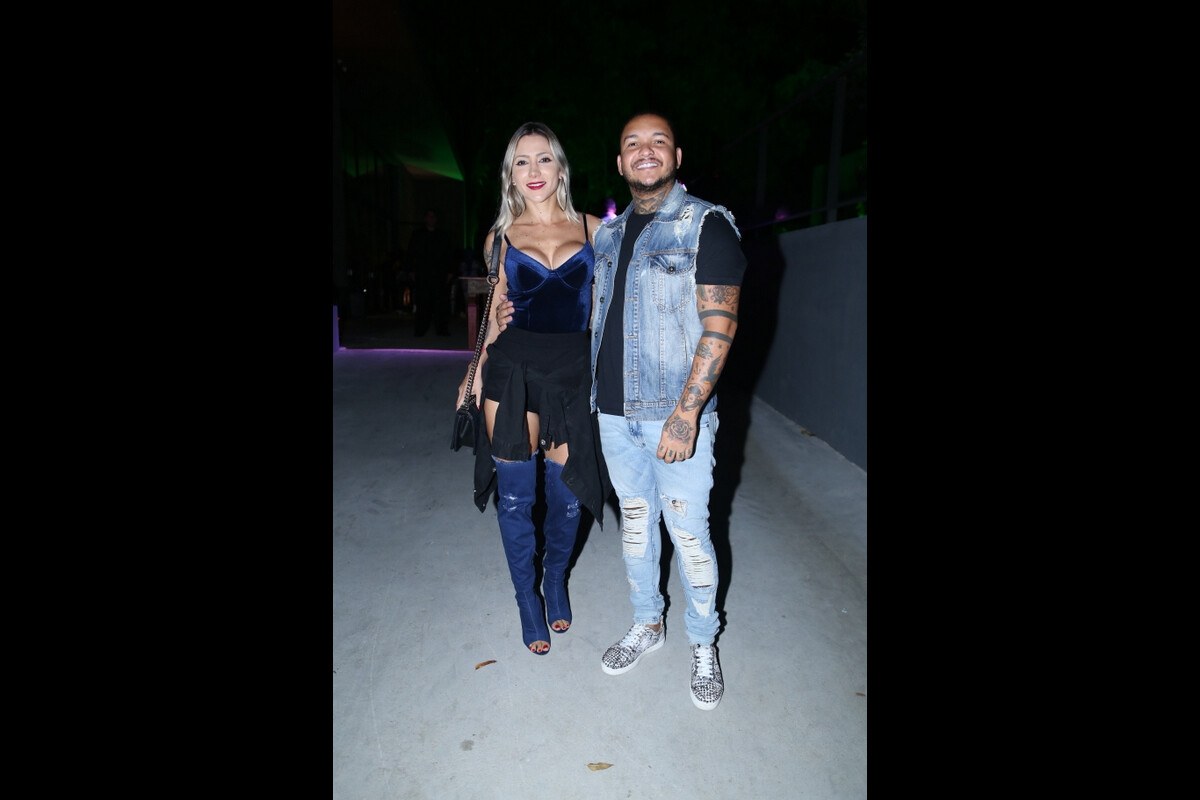 Foto: O cantor Suel acompanhado de sua mulher na festa de 23 anos de ...
