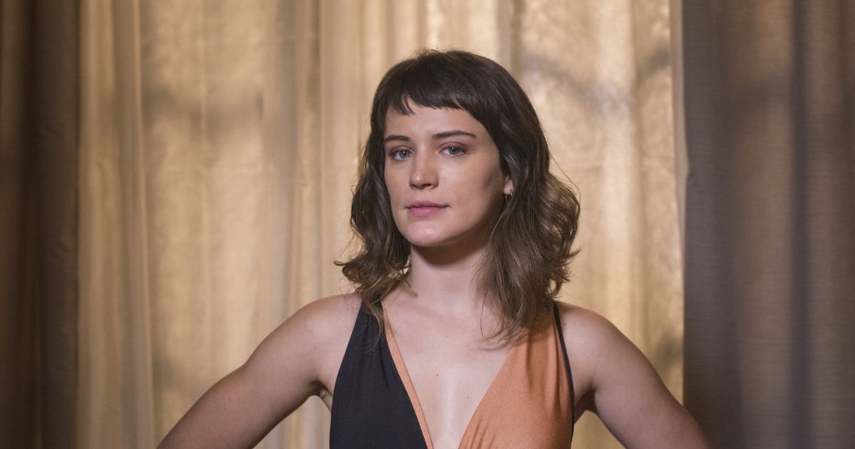 Clara (Bianca Bin) afirma a Lívia (Grazi Massafera) que não buscou ...