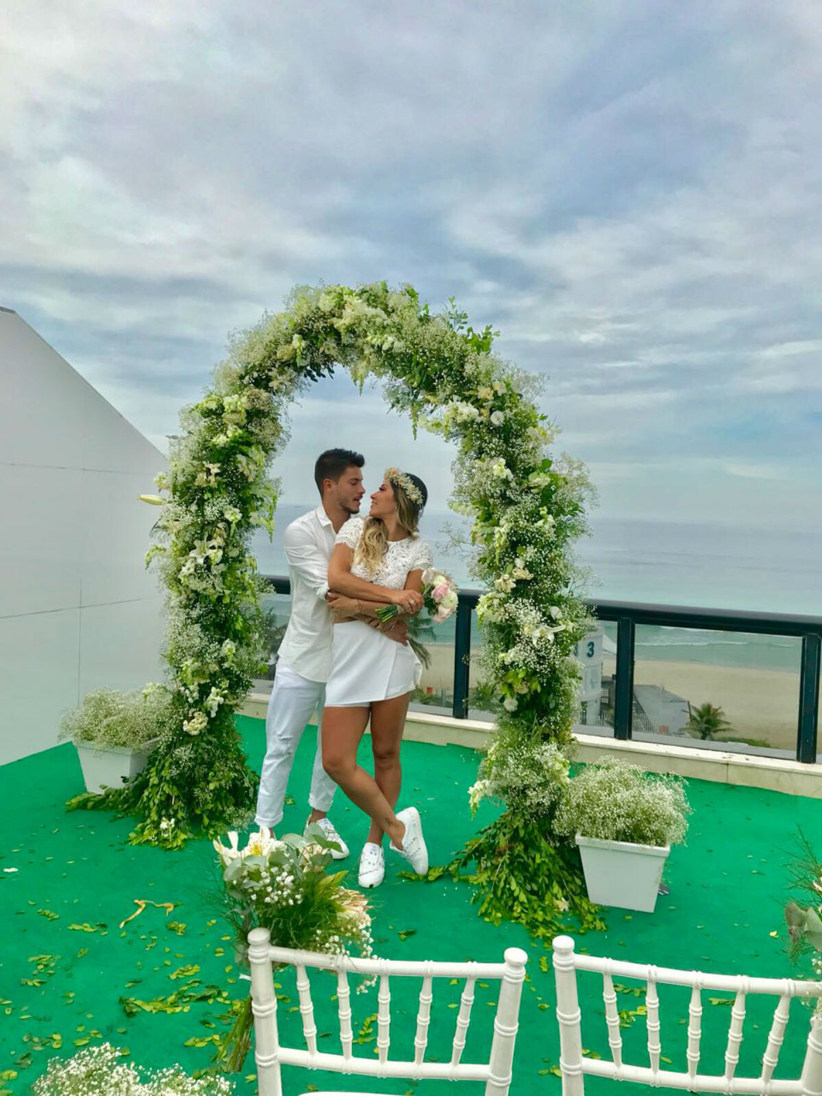 Foto: Mayra Cardi e Arthur Aguiar se casaram em uma cerimônia surpresa ...
