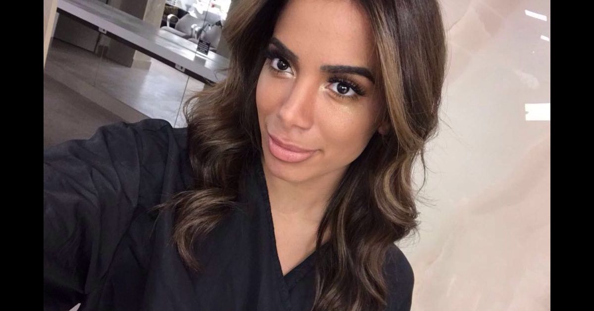 Anitta apareceu com visual renovado e cabelo em tom chocolate - Purepeople