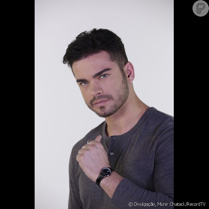 André (Sidney Sampaio) manipula as imagens do assassinato de Ricardo ...