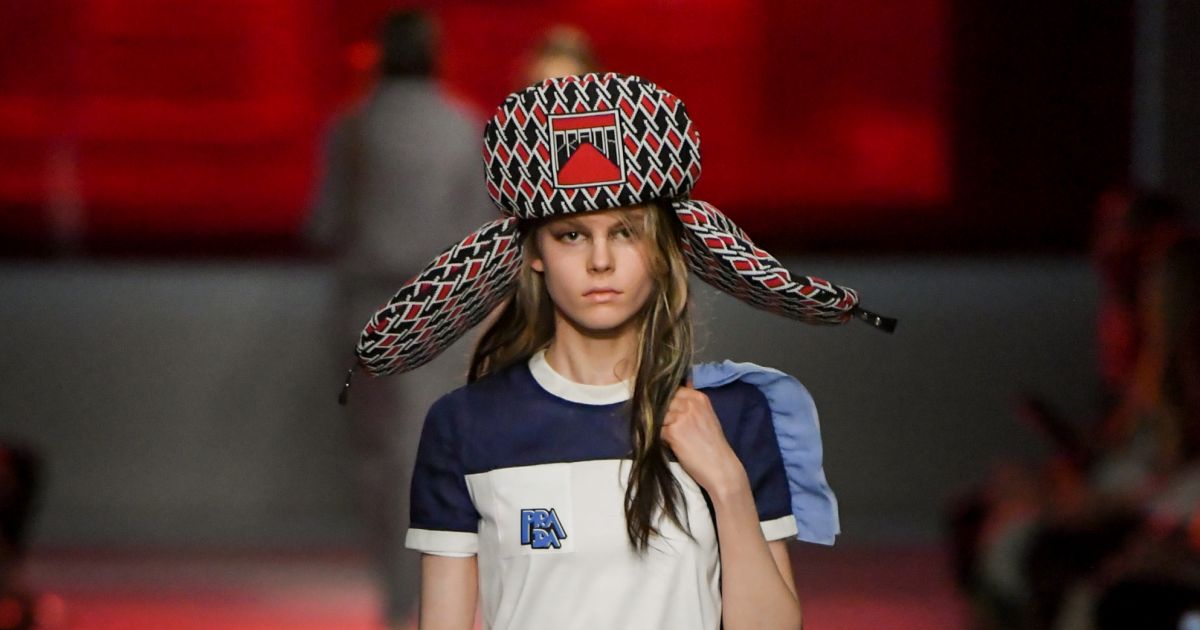 Os chapéus no estilo trapper hat chamou atenção no desfile Prada ...