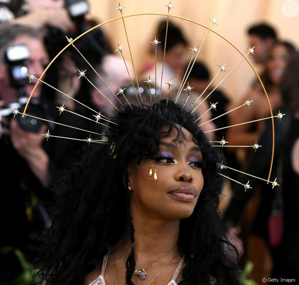 A cantora SZA combinou a sombra dourada com gotas de ouro no rosto ...
