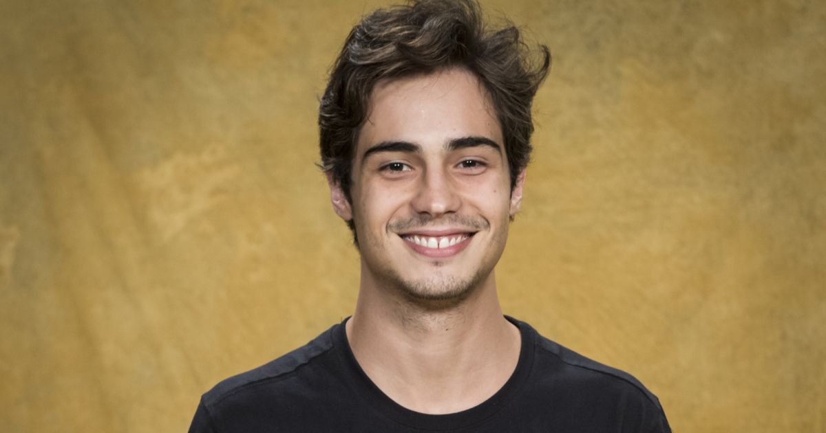 Valentim (Danilo Mesquita) ajuda o pai, Beto (Emilio Dantas), a compor ...