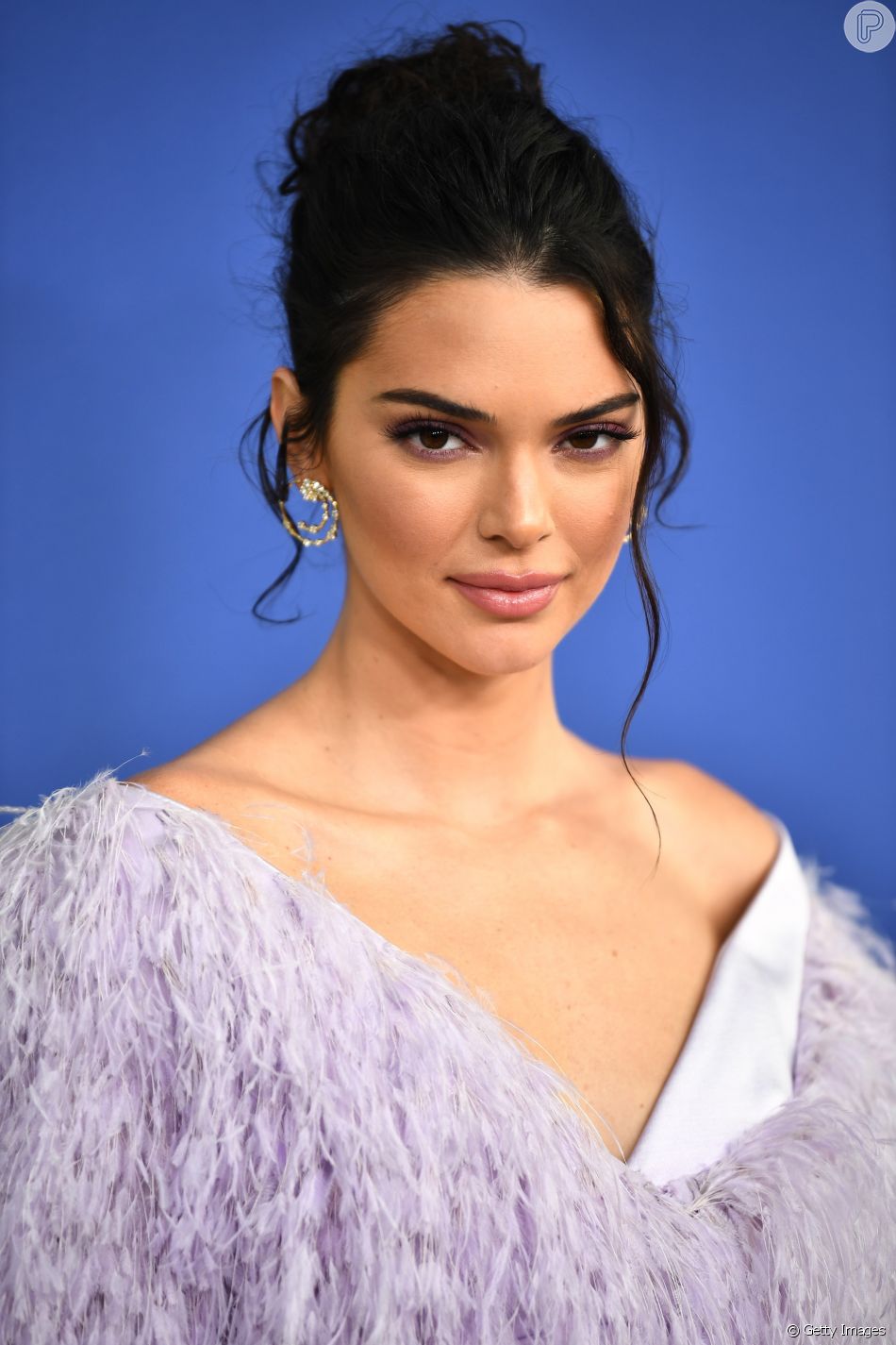 Kendall Jenner usou cabelo preso em coque messy hair para ir ao CFDA ...