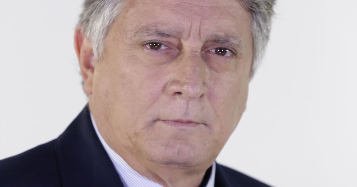 Alan (Eduardo Galvão) fica sabendo da morte de Dimitri (Thadeu Matos ...