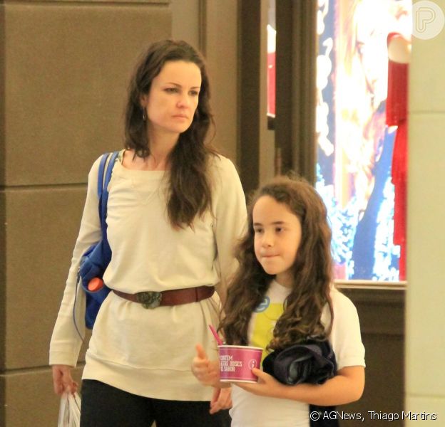 Carolina Kasting passeia com a filha, Cora, em shopping do Rio de ...