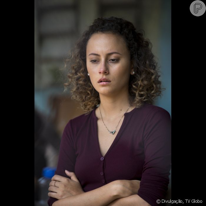 Maria Alice (Alice Milagres) vê Pérola (Rayssa Bratillieri) e Alex ...