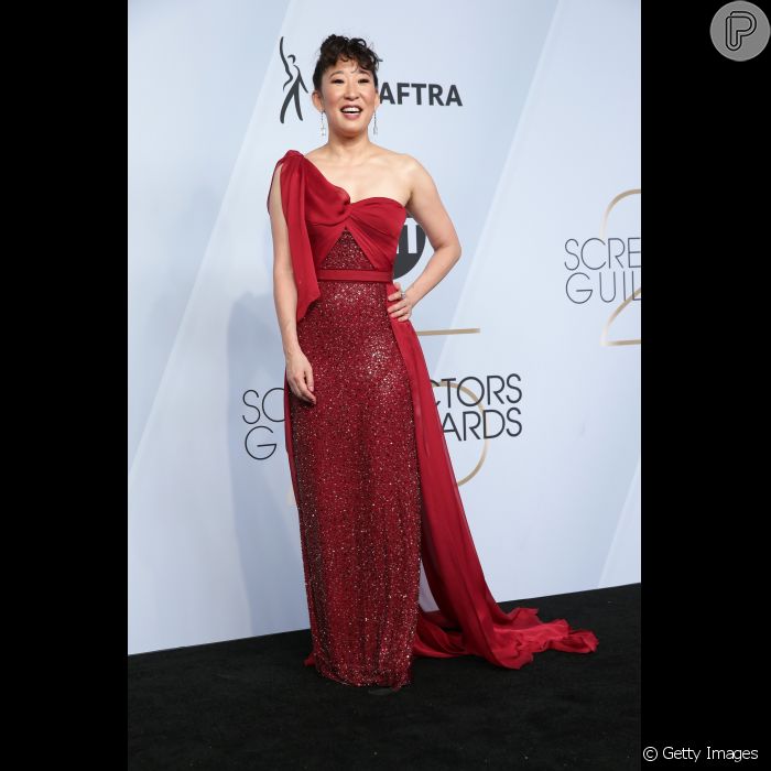 Luxuosa: Sandra Oh apostou em um vestido longo vermelho de um ombro só ...