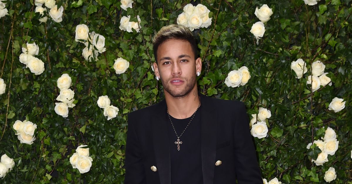 Neymar escolheu para o grande dia traje de gala de cor vermelha ...