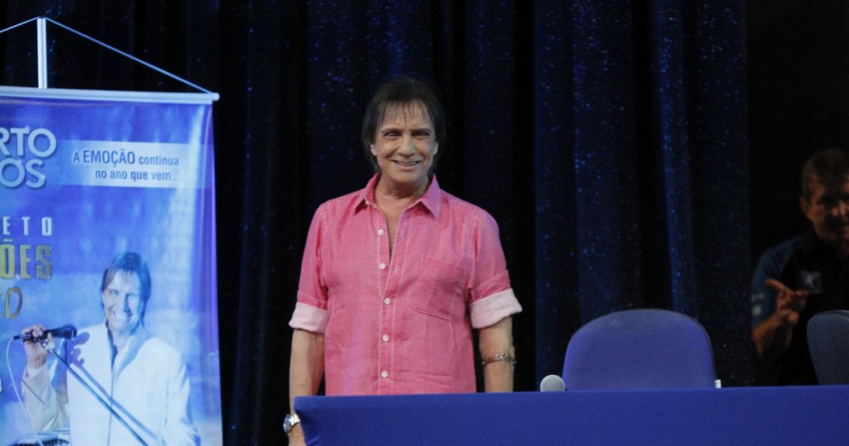 Roberto Carlos usa roupa rosa em coletiva de imprensa, no Rio - Purepeople