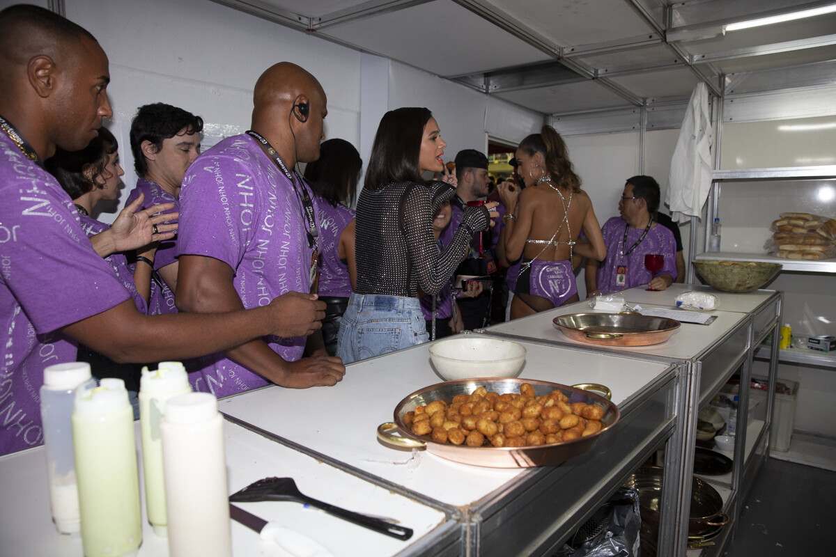 Foto: Bruna Marquezine falou com cozinheiros e comeu salgadinhos ...