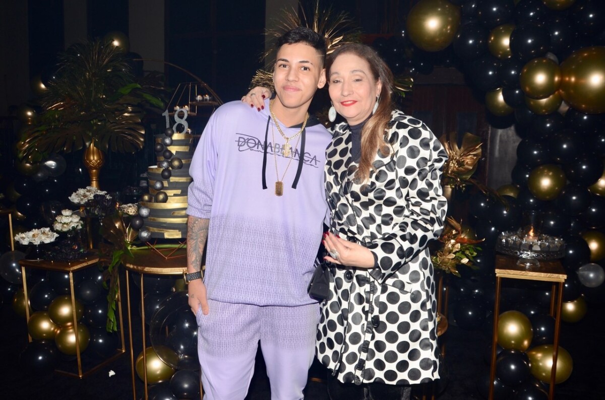 Foto: Filho de Simony, Ryan recebeu a madrinha, Sonia Abrão, em seu ...