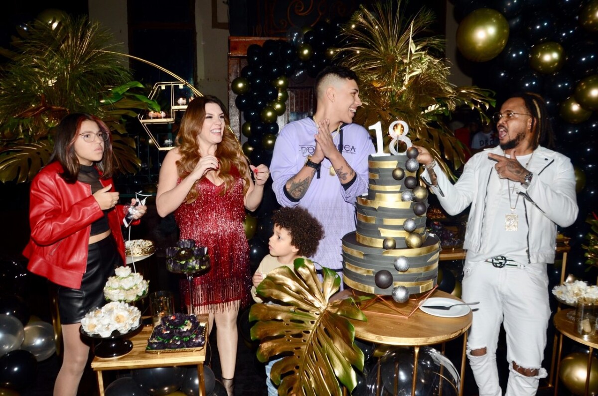 Foto: Filho de Simony, Ryan comemorou 18 anos com os pais e irmãos ...