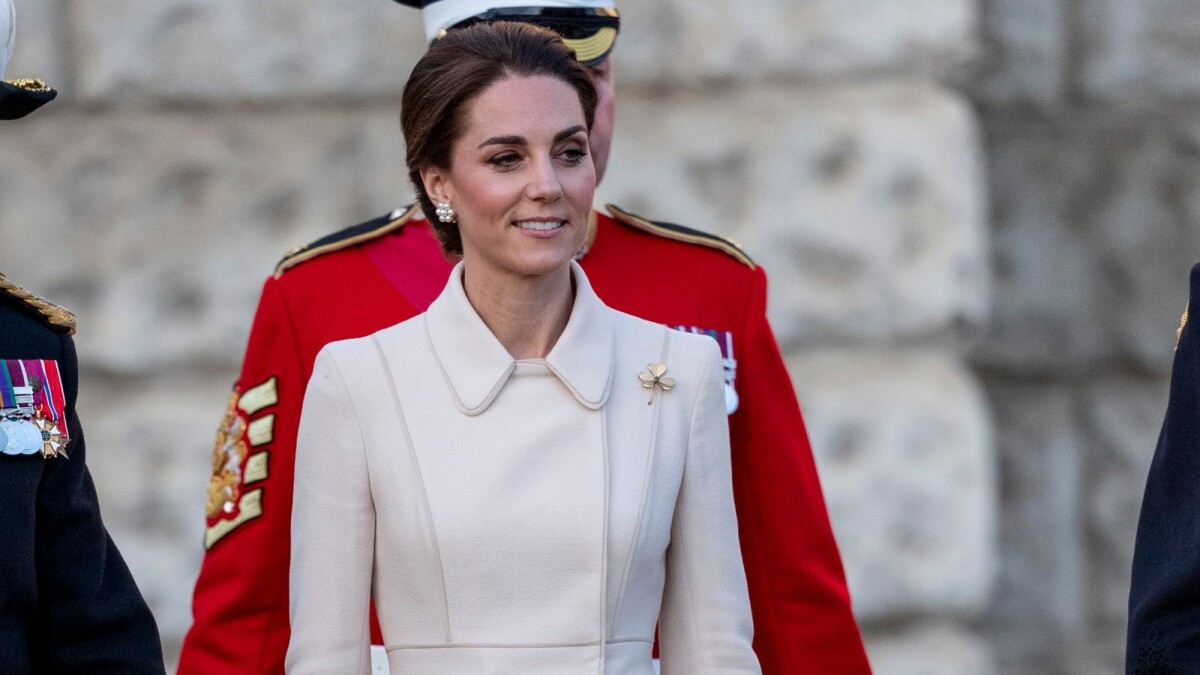 Foto: Kate Middleton usou um modelo clássico de sobretudo da estilista ...