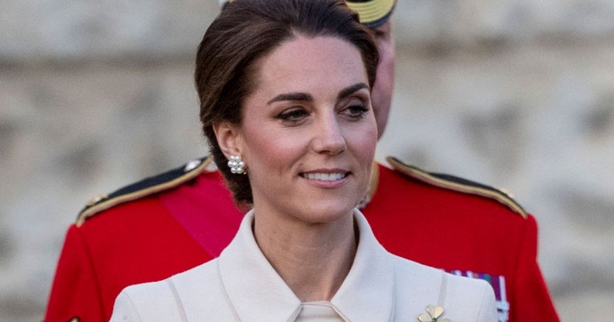 Kate Middleton usou um modelo clássico de sobretudo da estilista ...