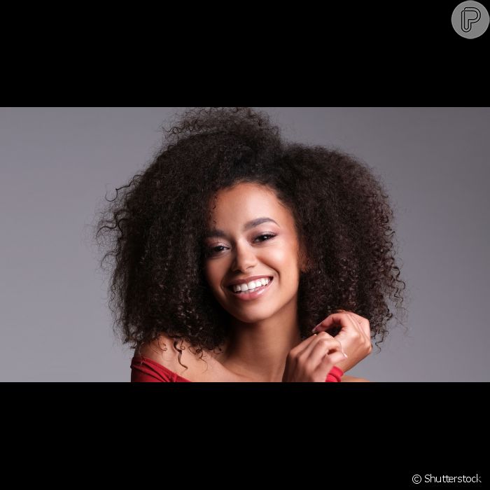 Saiba como deixar seus cachos definidos e com muito volume! - Purepeople