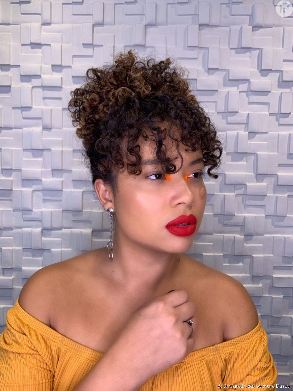 Penteados para cabelo cacheado: coque abacaxi com franja é opção ...