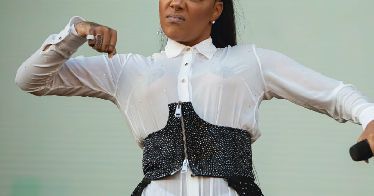 Ludmilla aposta em body branco com acessório nos seios para show no ...