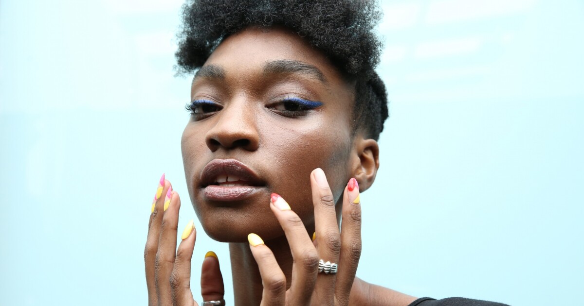 Essas 4 formas de incluir cor na maquiagem têm tudo para inspirar seu ...