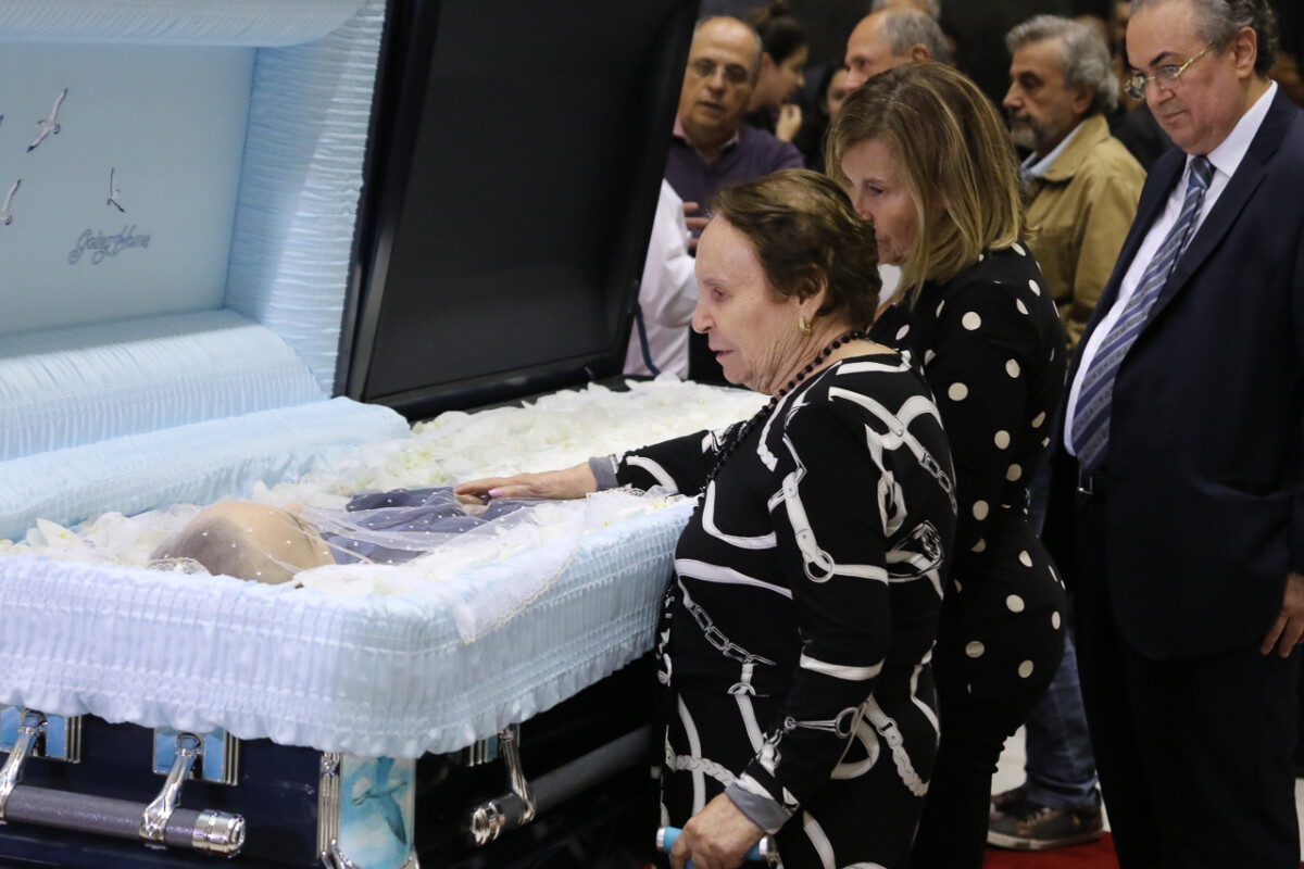 Foto: Maria do Céu foi apoiada por familiares ao se despedir do filho ...