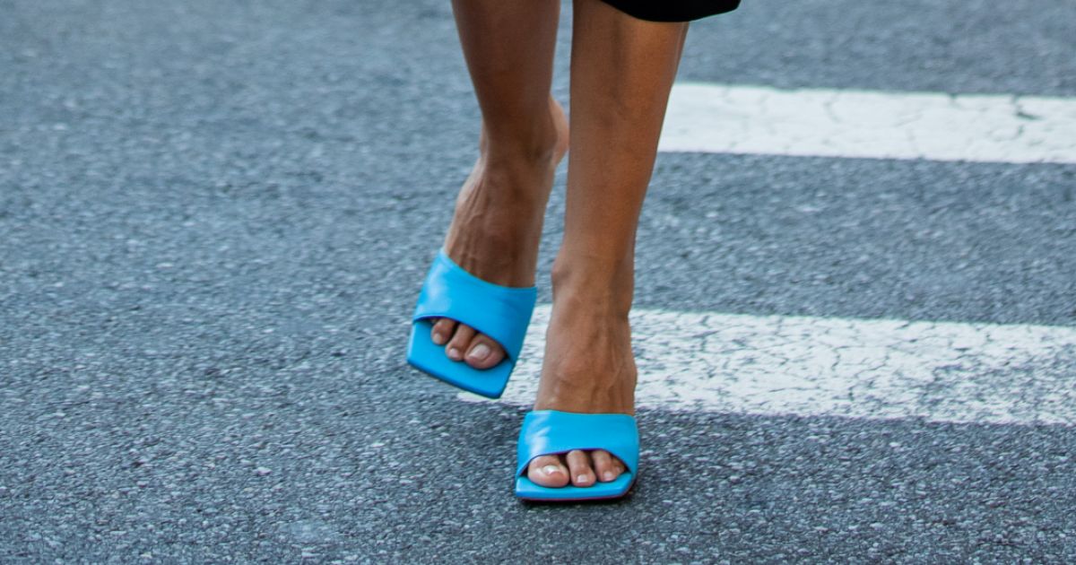 Sapato da moda 2020: sandália colorida de bico quadrado é aposta ...