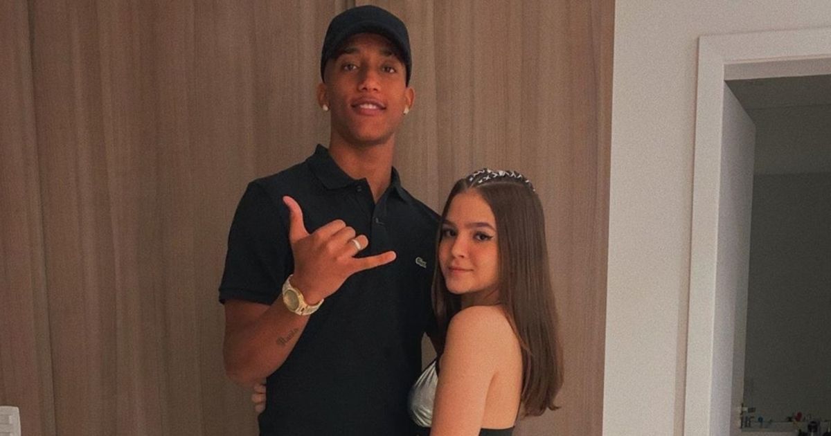 Mel Maia surge aos beijos com namorado, João Pedro, em Londres. Vídeo ...